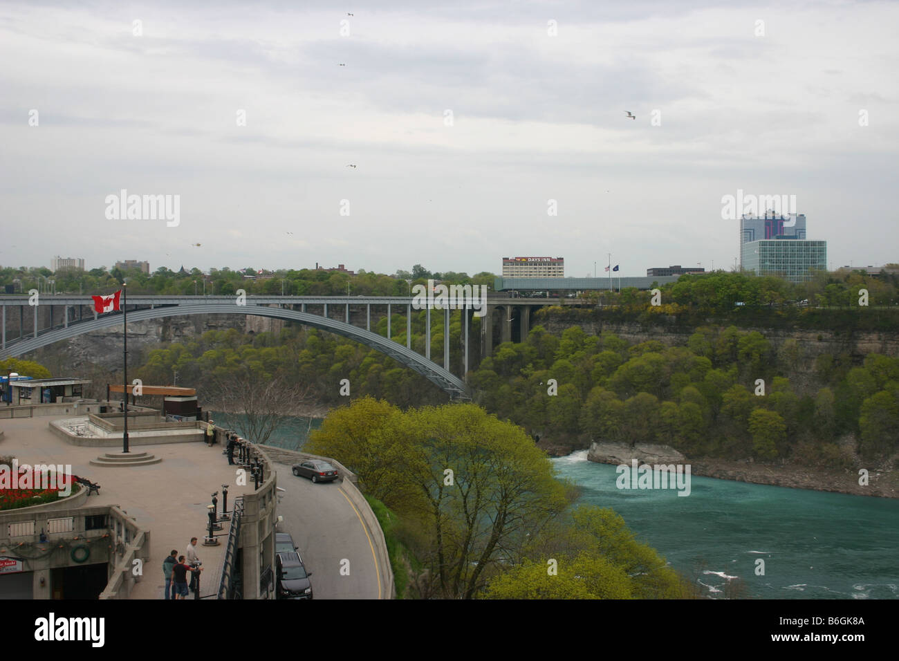 The international Peace Bridge, spanning the Niagara river gorge from ...