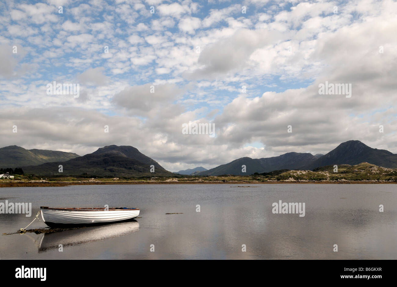 White row boat hi-res stock photography and images - Alamy