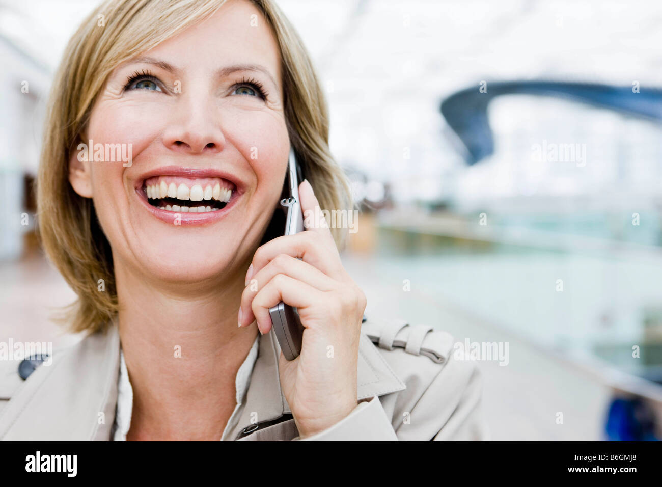 Woman smiling using cell phone Stock Photo - Alamy