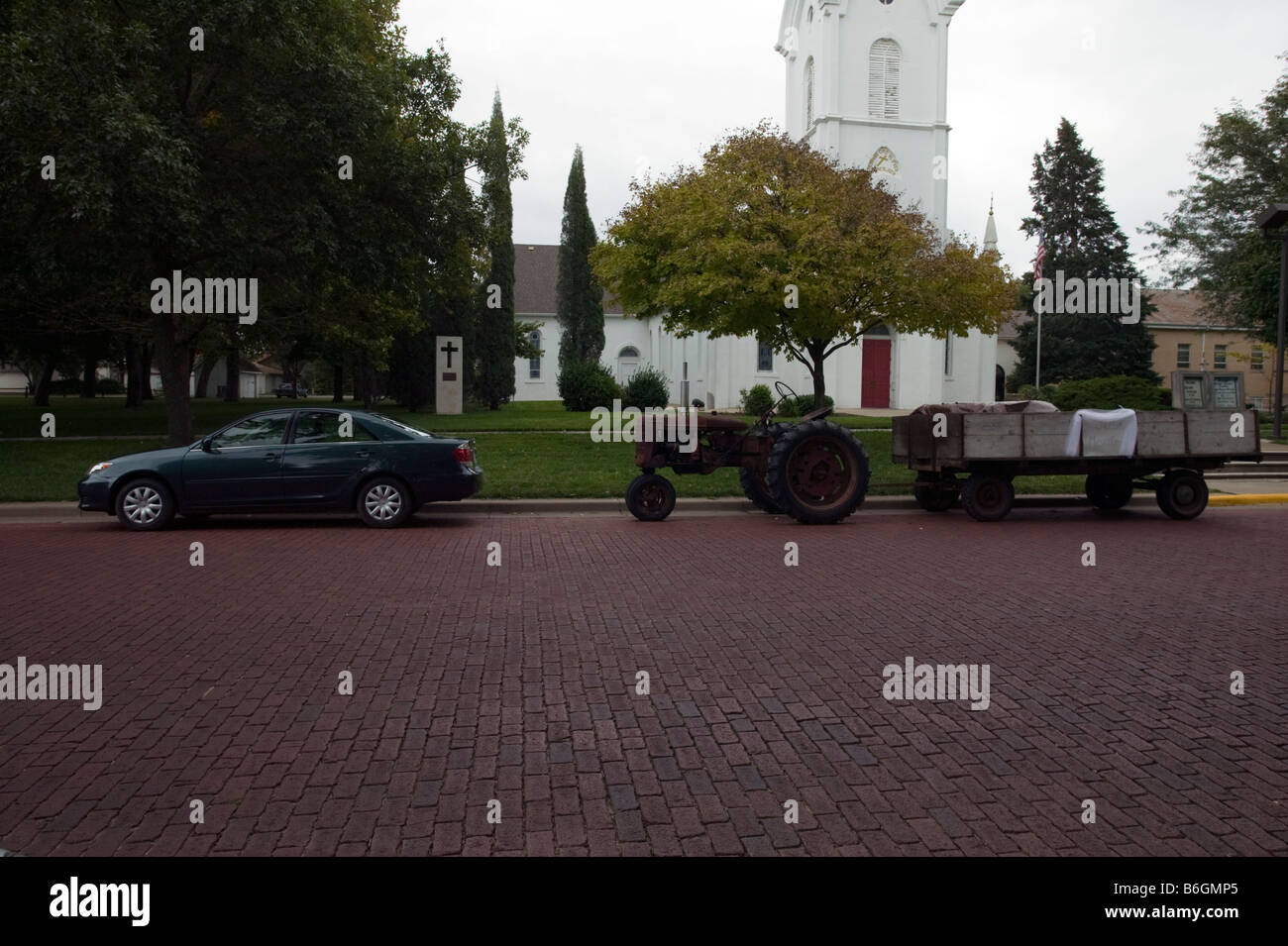 Wedding tractor hi-res stock photography and images - Alamy