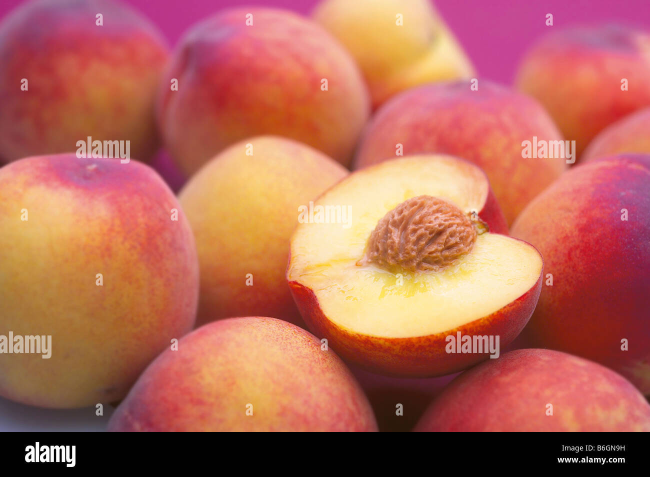 mass of peaches one cut in half Stock Photo - Alamy