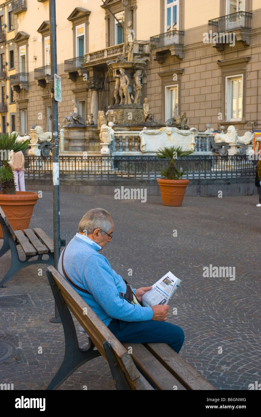 Reading newspaper paper hi-res stock photography and images - Alamy