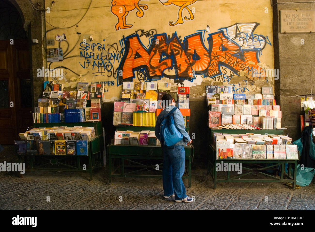 Outdoor book stall hi-res stock photography and images - Alamy