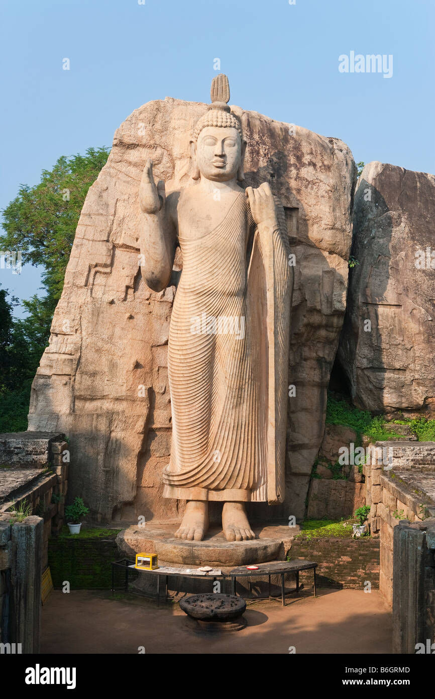 The giant standing Aukana Buddha, Aukana, Sri Lanka Stock Photo - Alamy