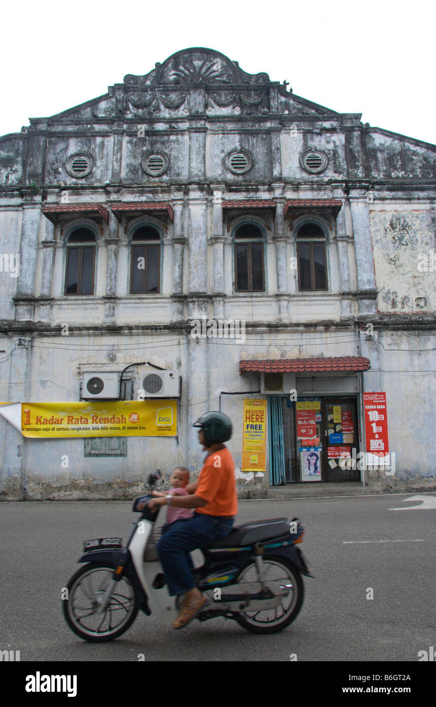 Pre war houses hi-res stock photography and images - Alamy