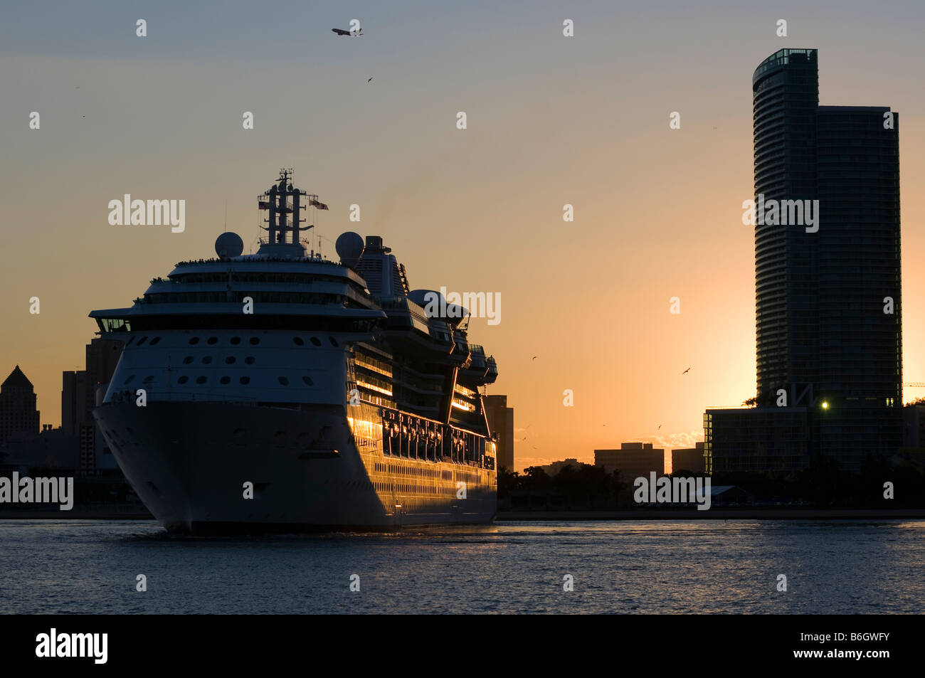 Tom cruise cruising hi-res stock photography and images - Alamy