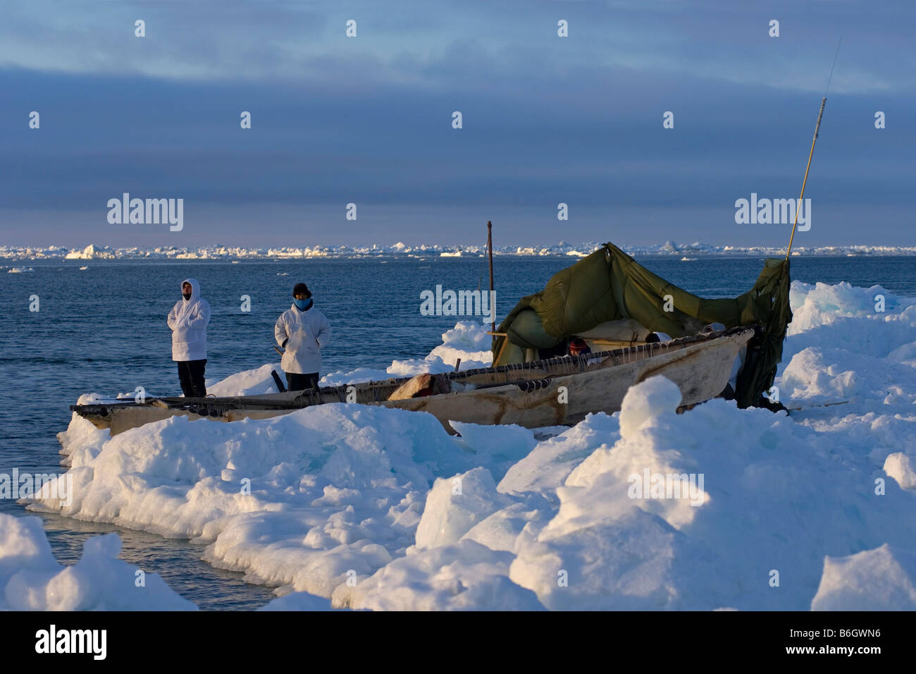 Umiak hunter hi-res stock photography and images - Alamy