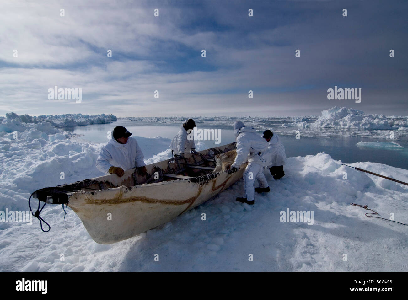 Umiak hunter hi-res stock photography and images - Alamy