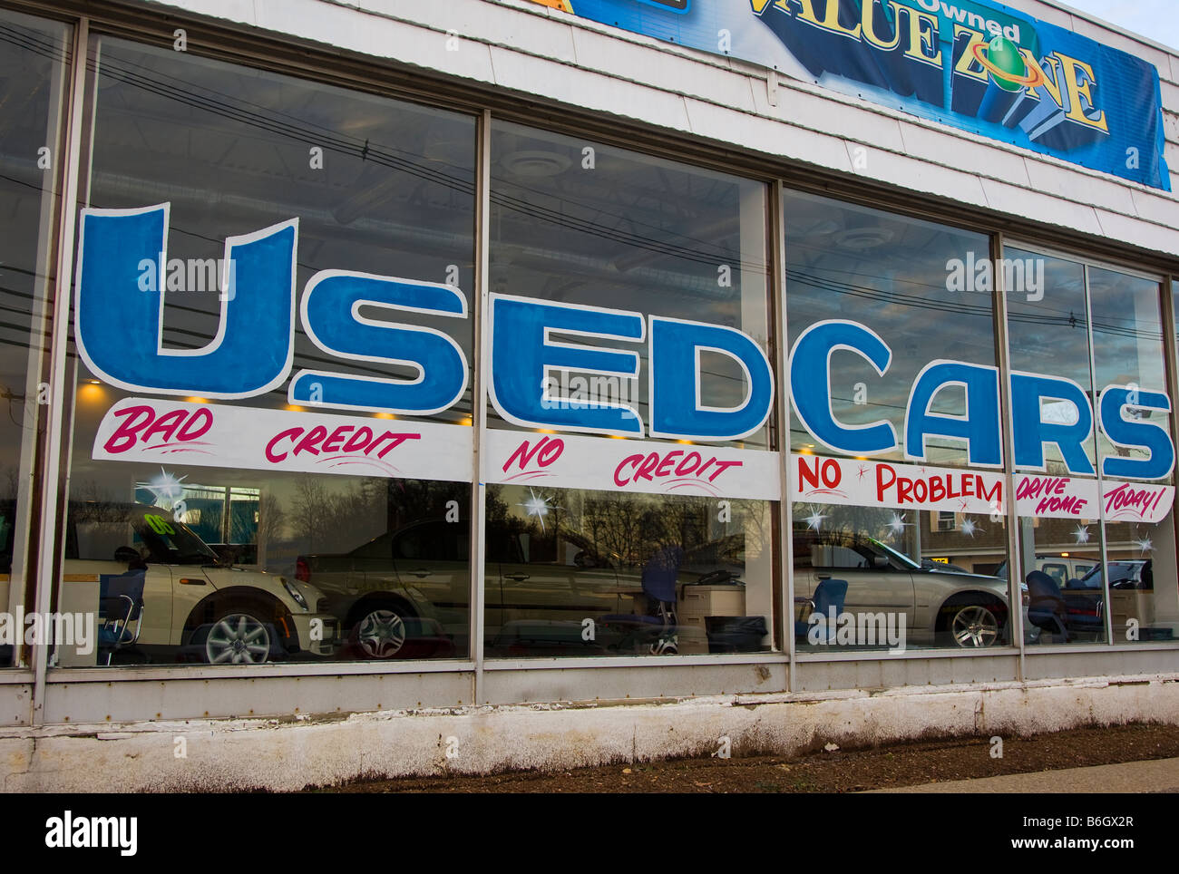 Used cars on display in a showroom Stock Photo - Alamy