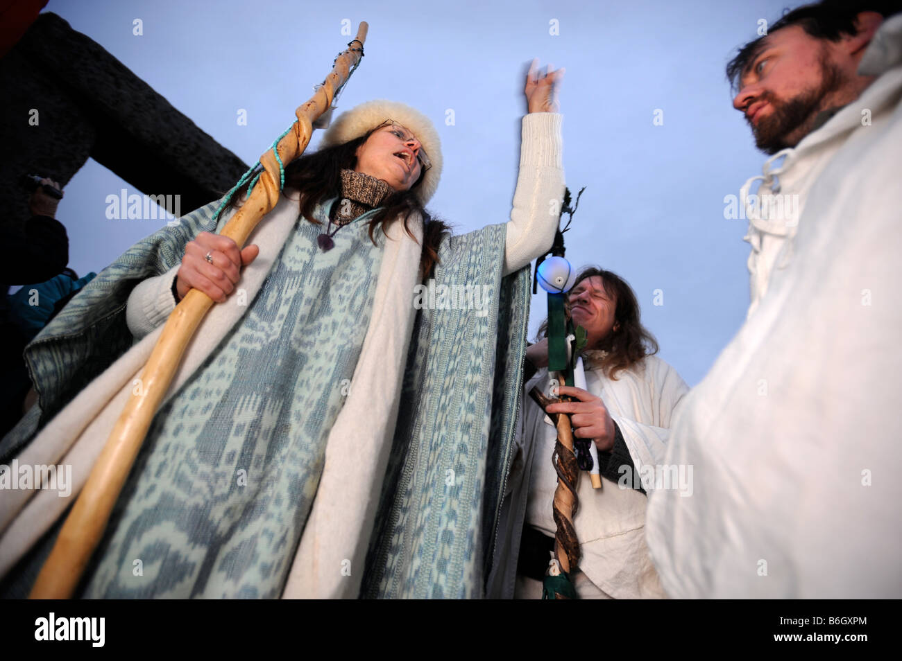 DRUIDS CELEBRATE AS THE SUN RISES ON THE WINTER SOLSTICE AT STONEHENGE ...