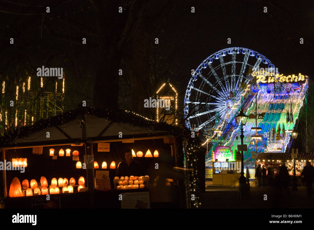 Hyde park winter wonderland stalls hi-res stock photography and images ...