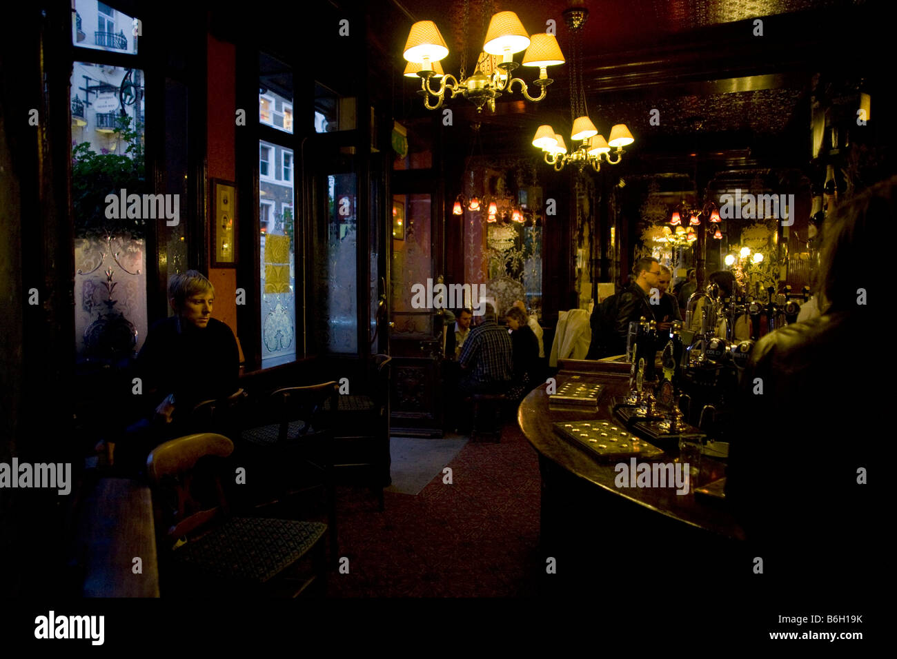 Evening drinkers in the traditionally Victorian Salisbury pub on St ...