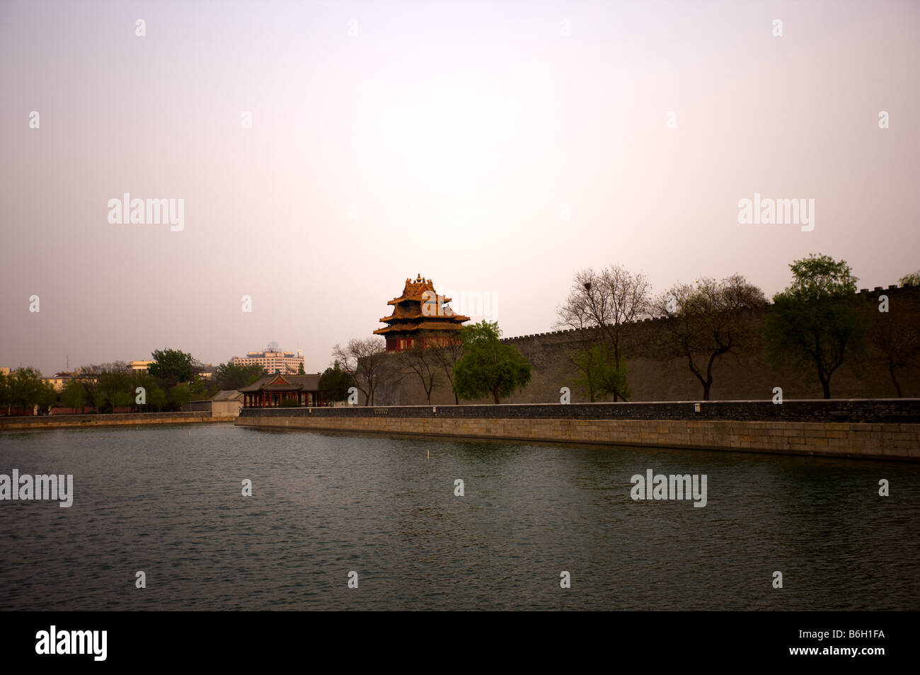 Moat around building hi-res stock photography and images - Alamy