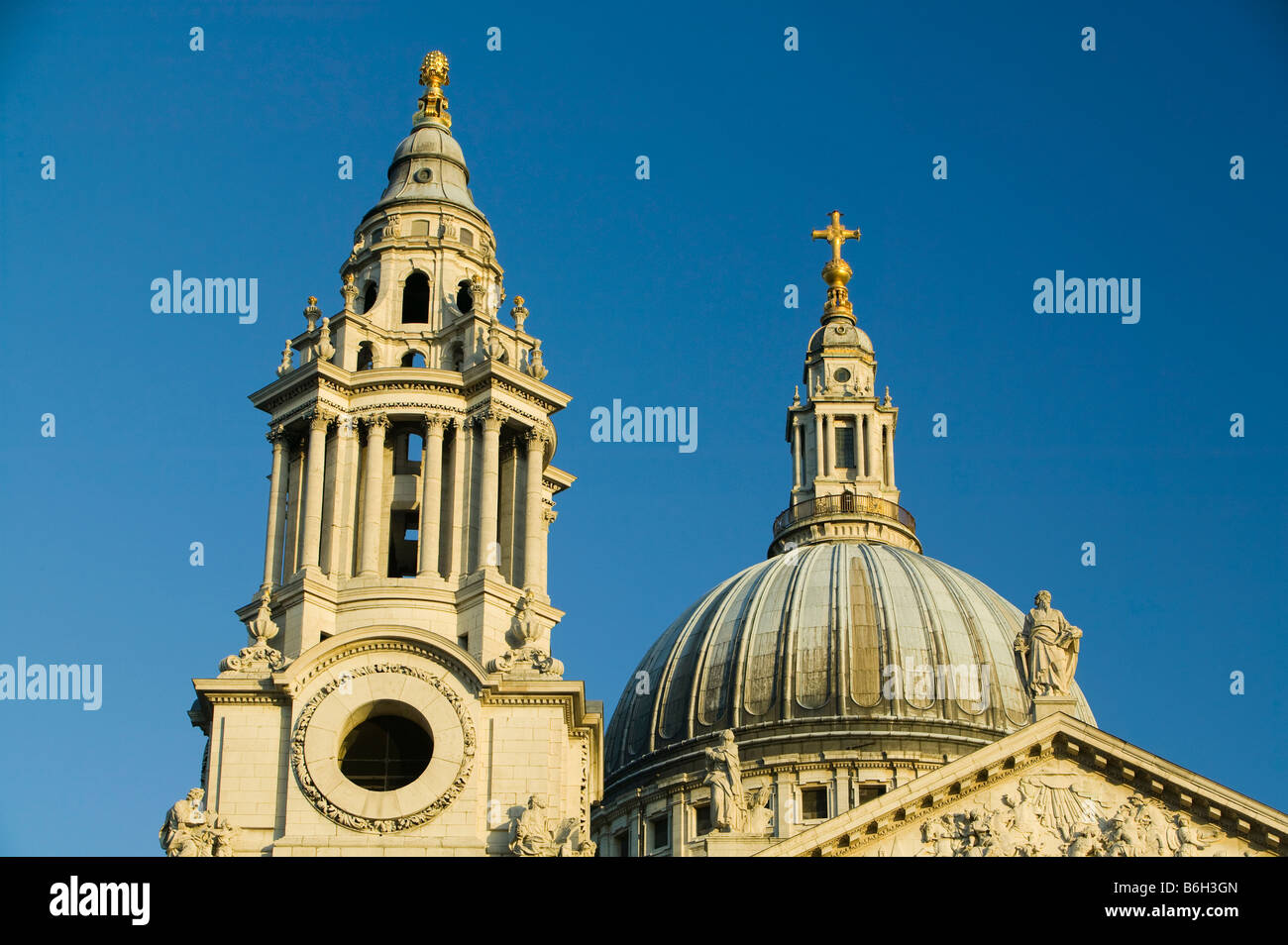 Cathedral front facade dome london hi-res stock photography and images ...