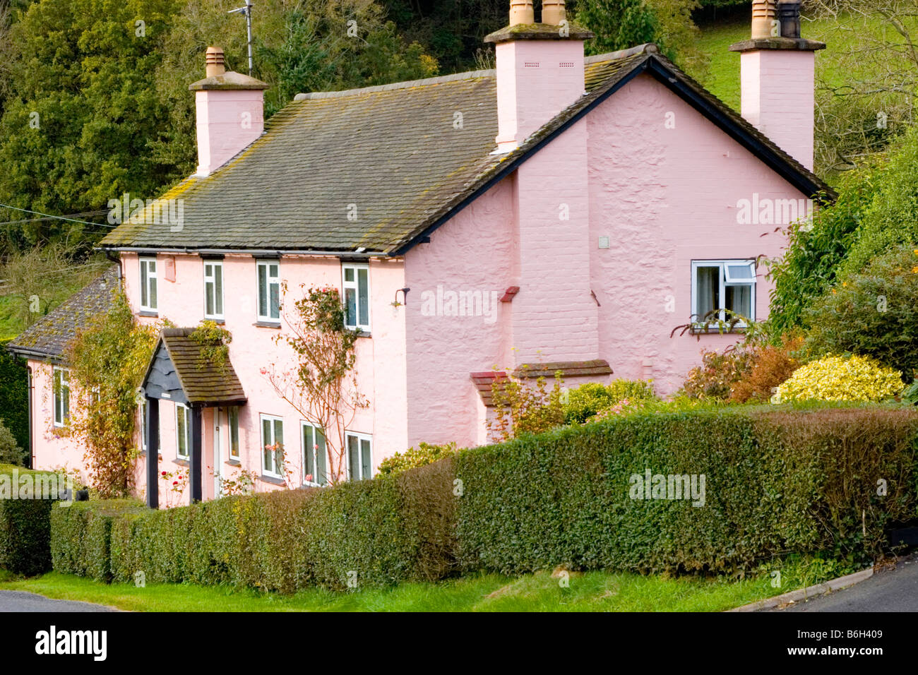 Pink painted cottage hi-res stock photography and images - Alamy