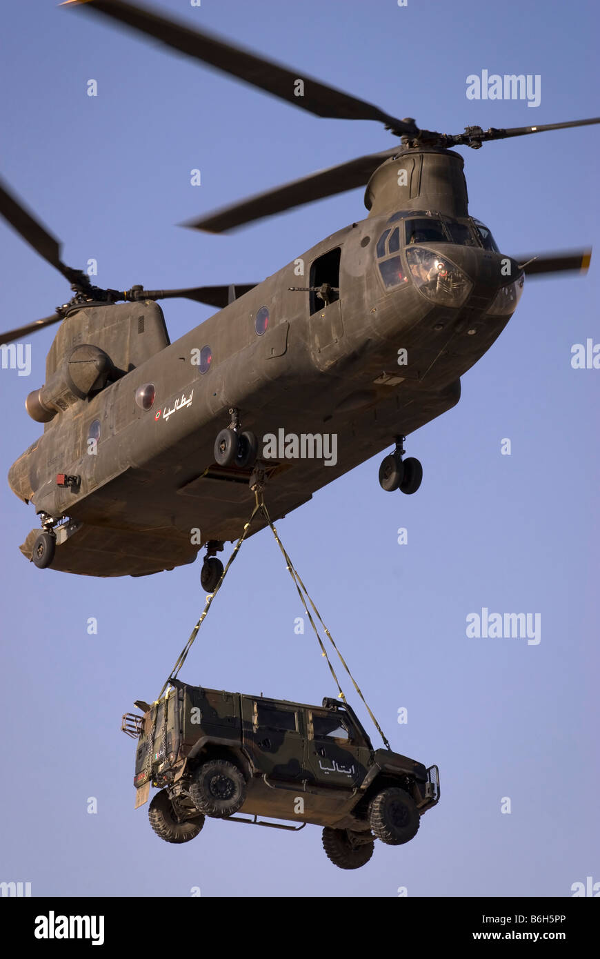 Italian Ch-47 Chinook carrying a Lince jeep in Afghanistan Stock Photo ...