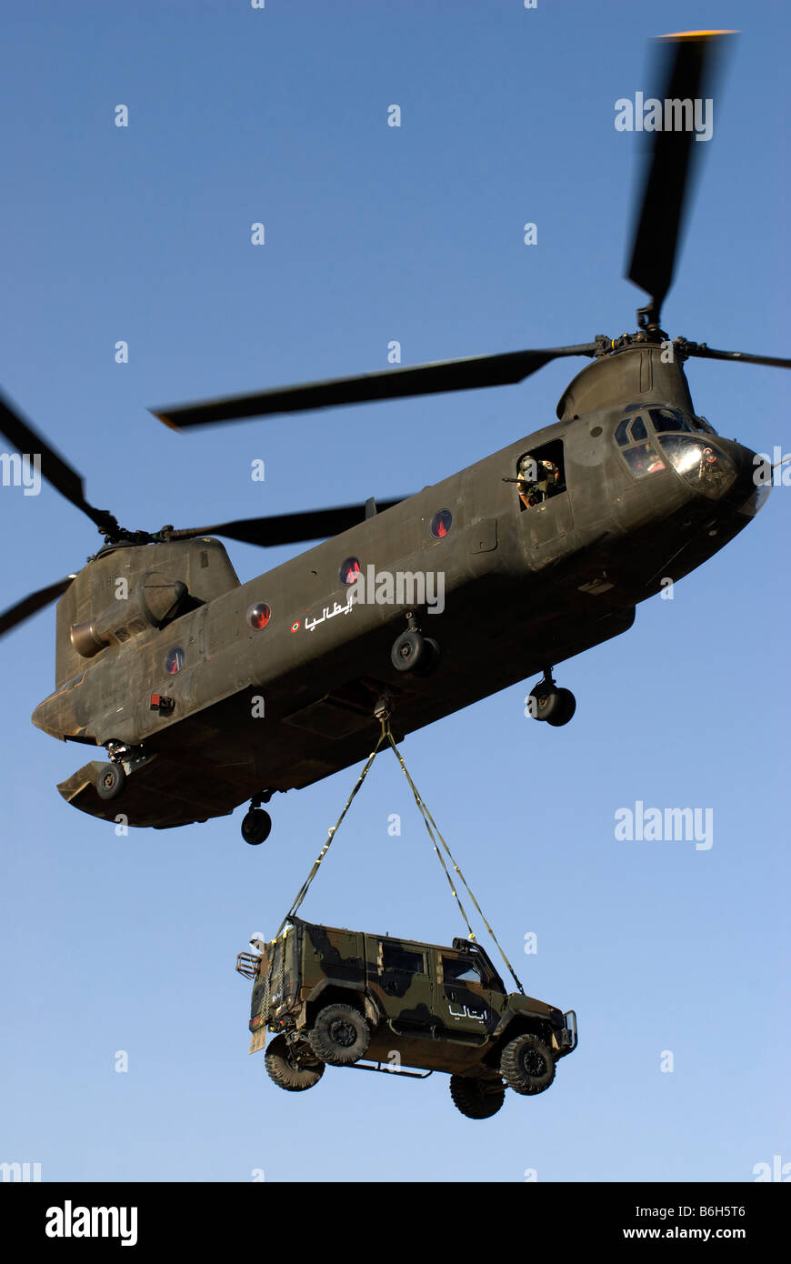 Italian Ch-47 Chinook carrying a Lince jeep in Afghanistan Stock Photo ...