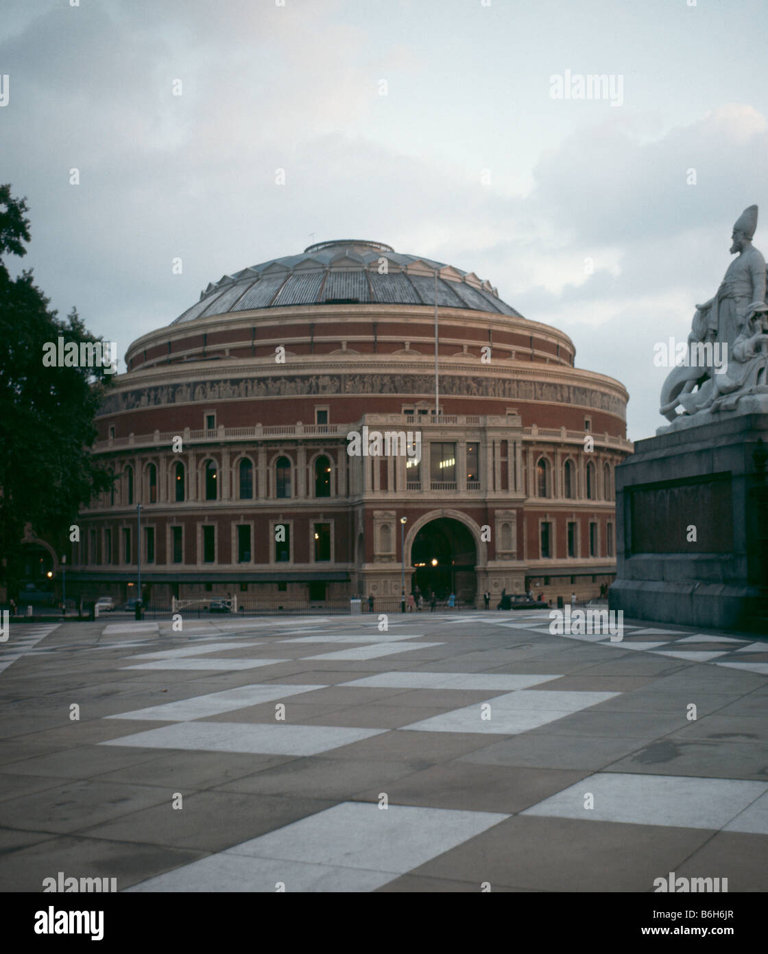Albert memorial albert hall hi-res stock photography and images - Alamy