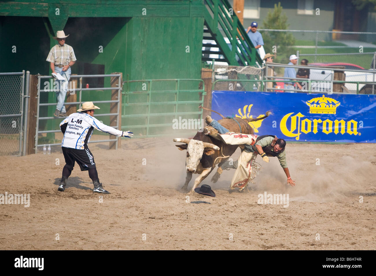 Cowboy falling off bull hi-res stock photography and images - Alamy