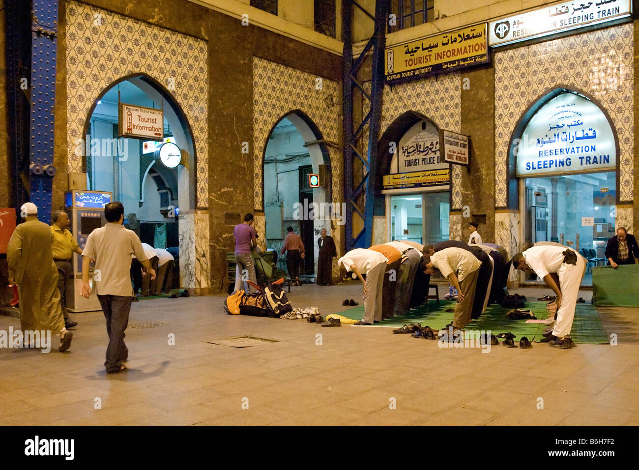 Praying muslims at Ramses train station in Cairo Stock Photo - Alamy