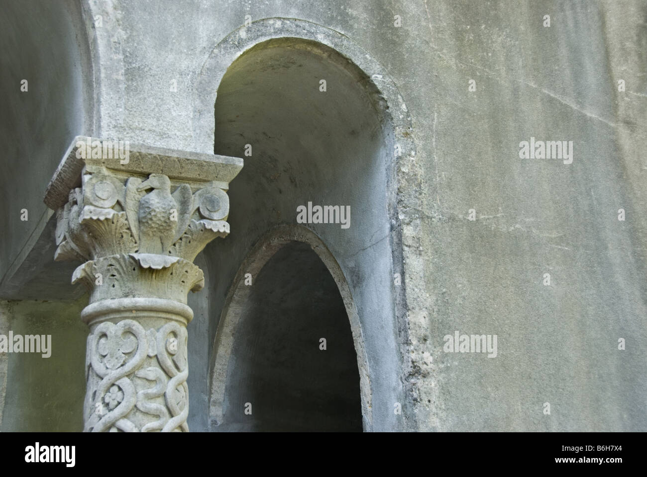 Ornate column with Corinthian capital and arch Stock Photo - Alamy