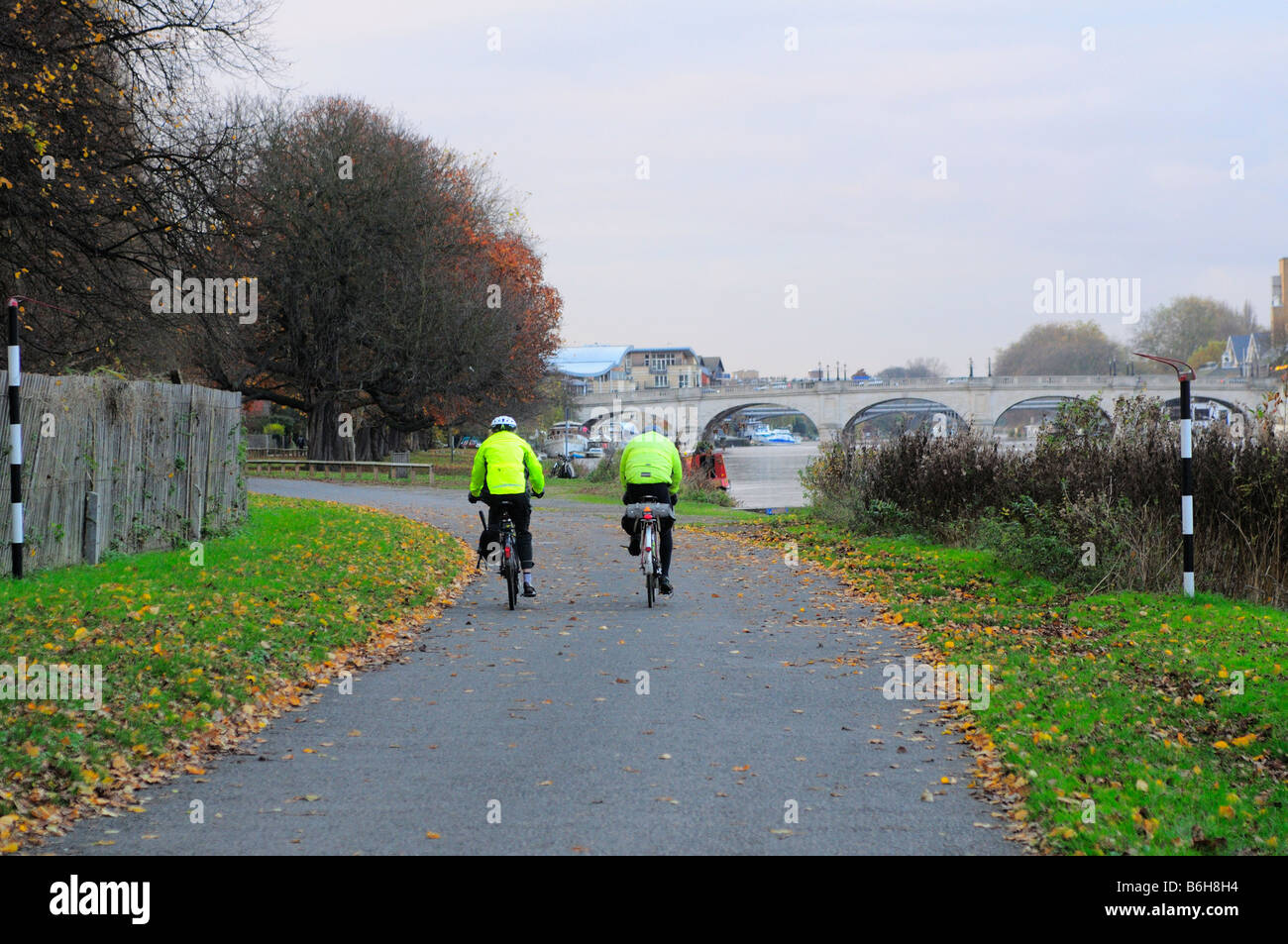 Cycling the thames path hi-res stock photography and images - Alamy