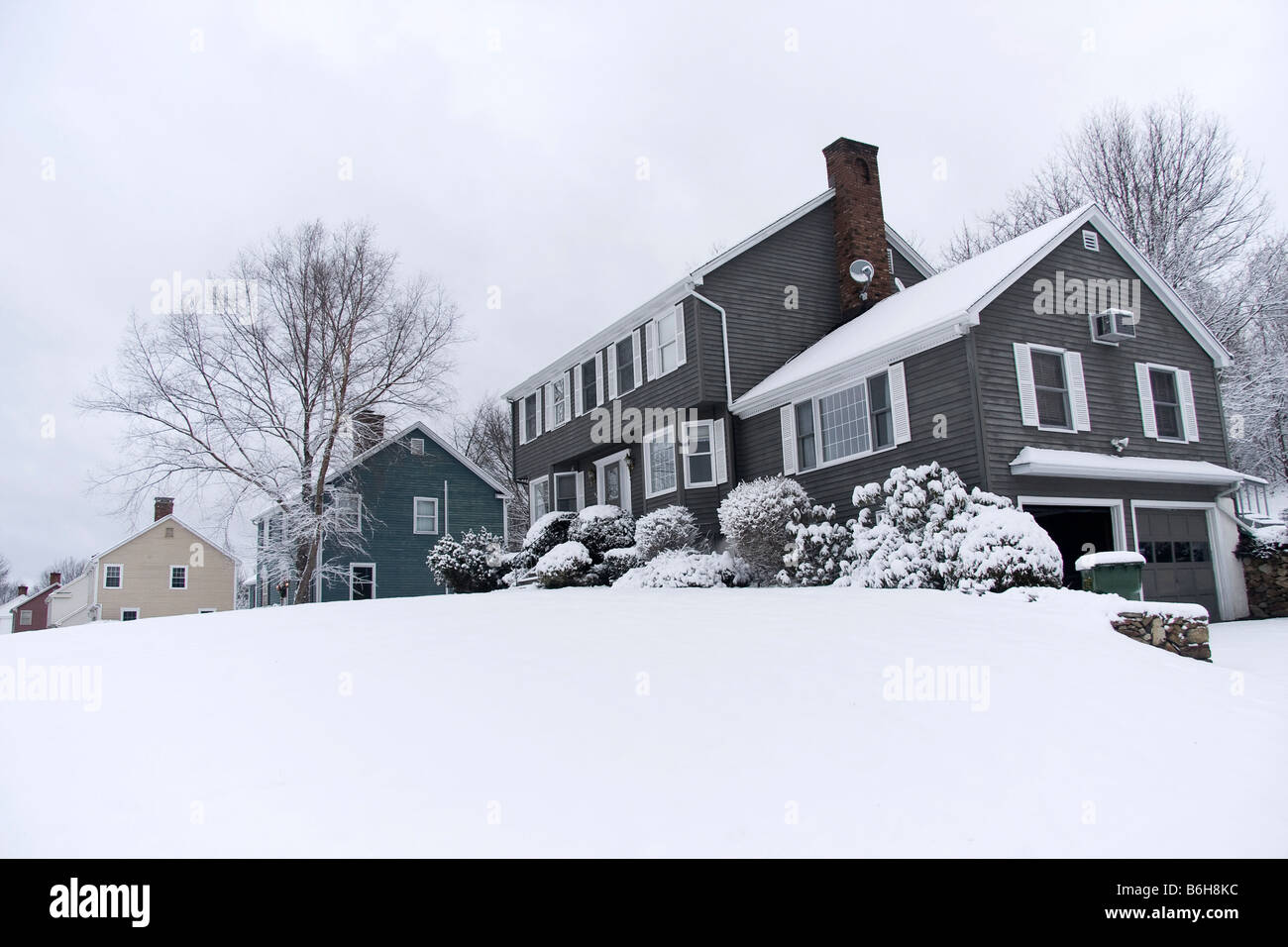 White colonial house winter hi-res stock photography and images - Alamy