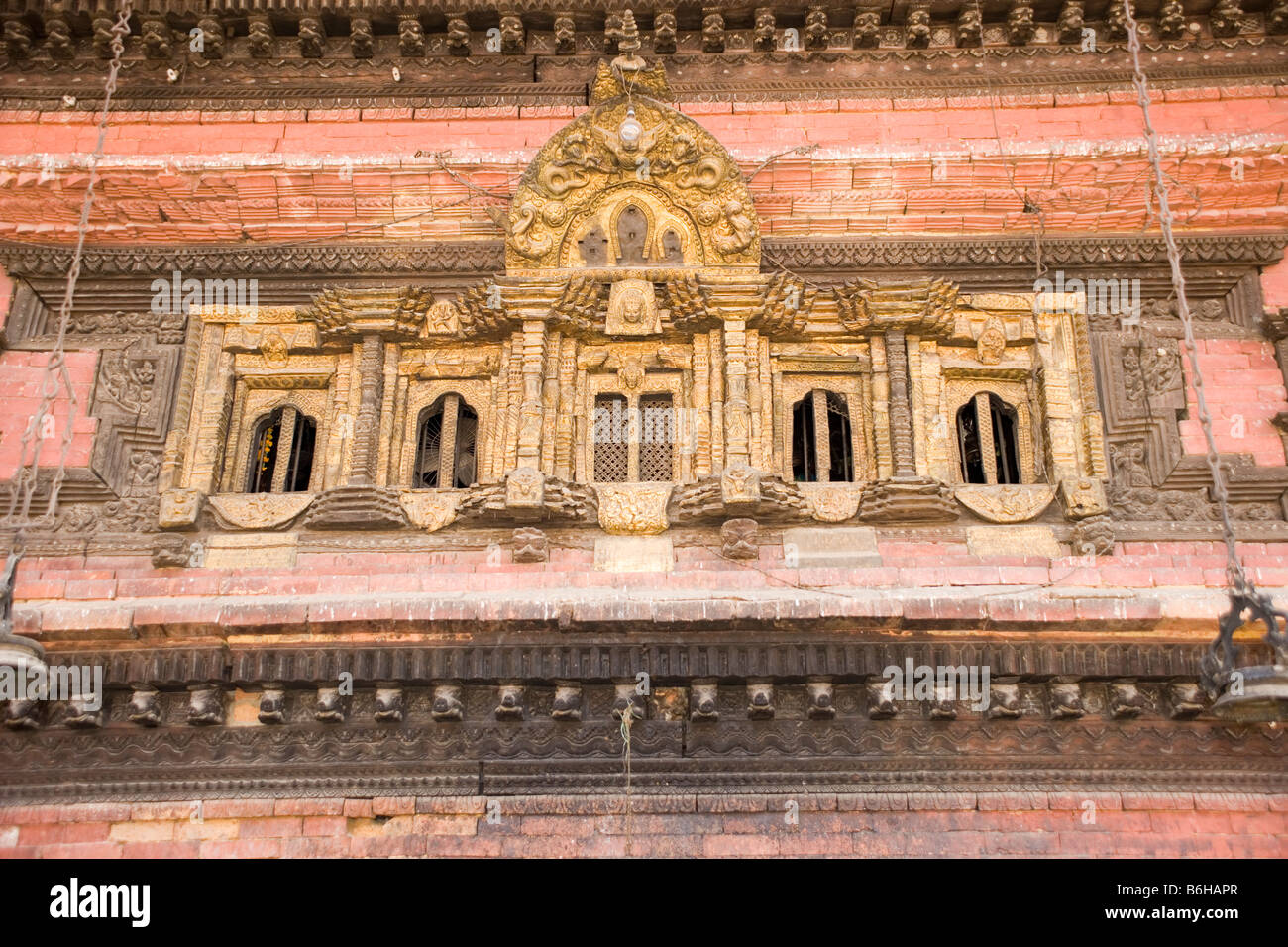 Gold window hi-res stock photography and images - Alamy