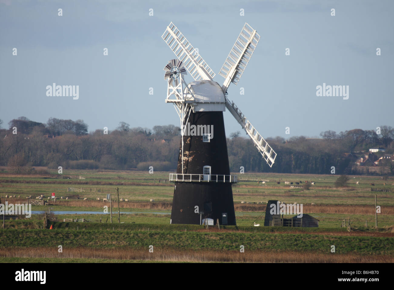Windmill, wind powered Water pumping station Stock Photo - Alamy