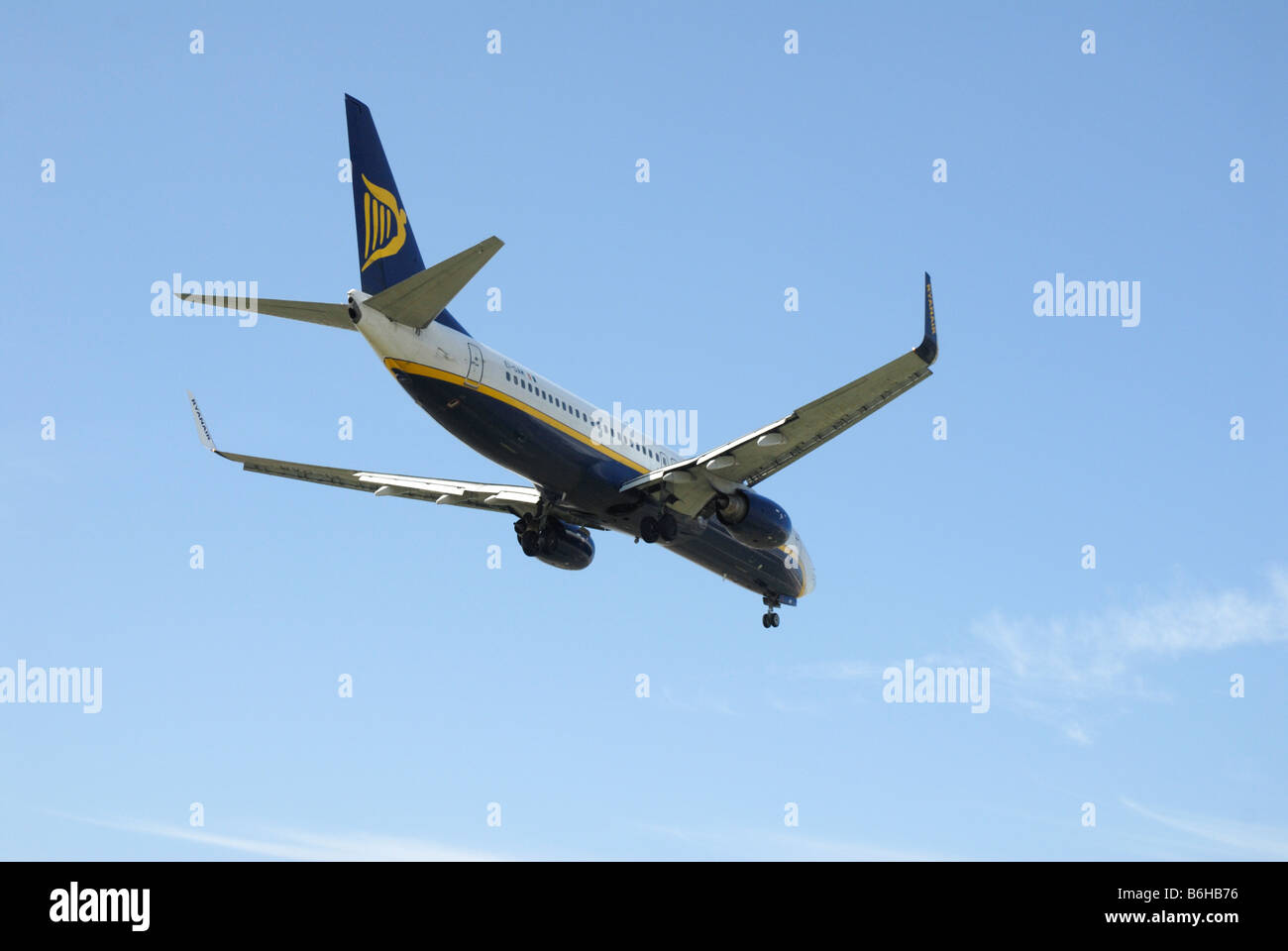 Twin engine jet airliner hi-res stock photography and images - Alamy