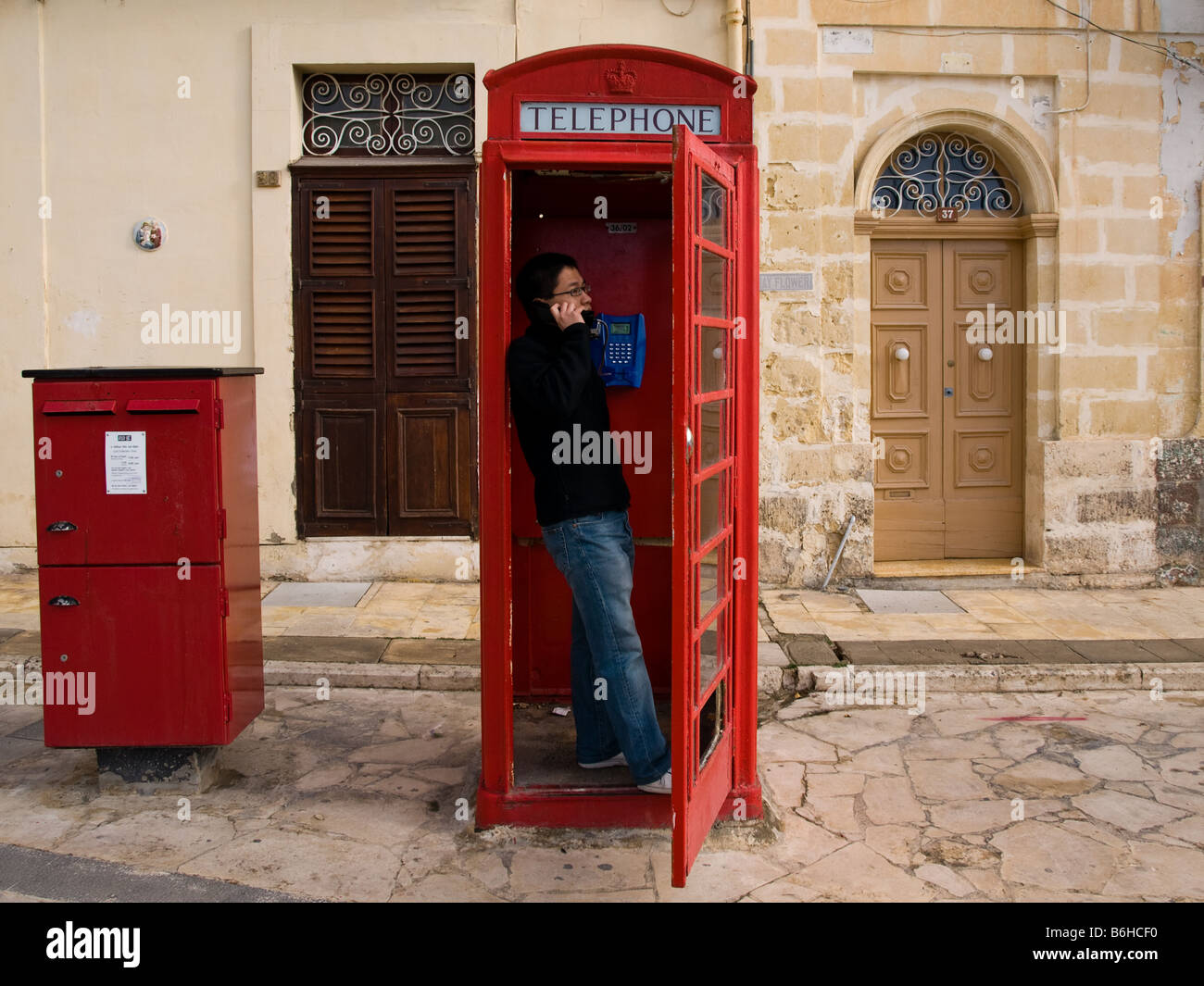Red phone booth hi-res stock photography and images - Alamy