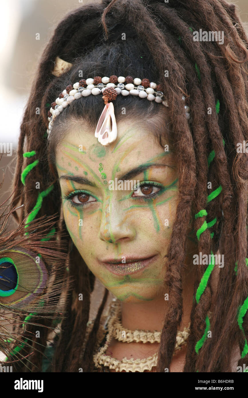 Female street performer hi-res stock photography and images - Alamy