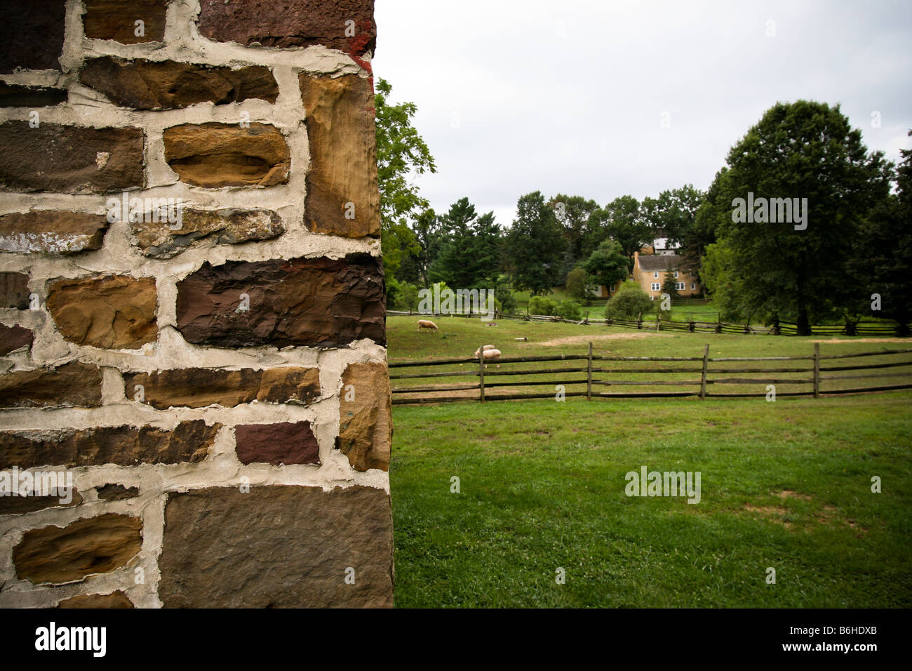 Stone barn colonial america hi-res stock photography and images - Alamy