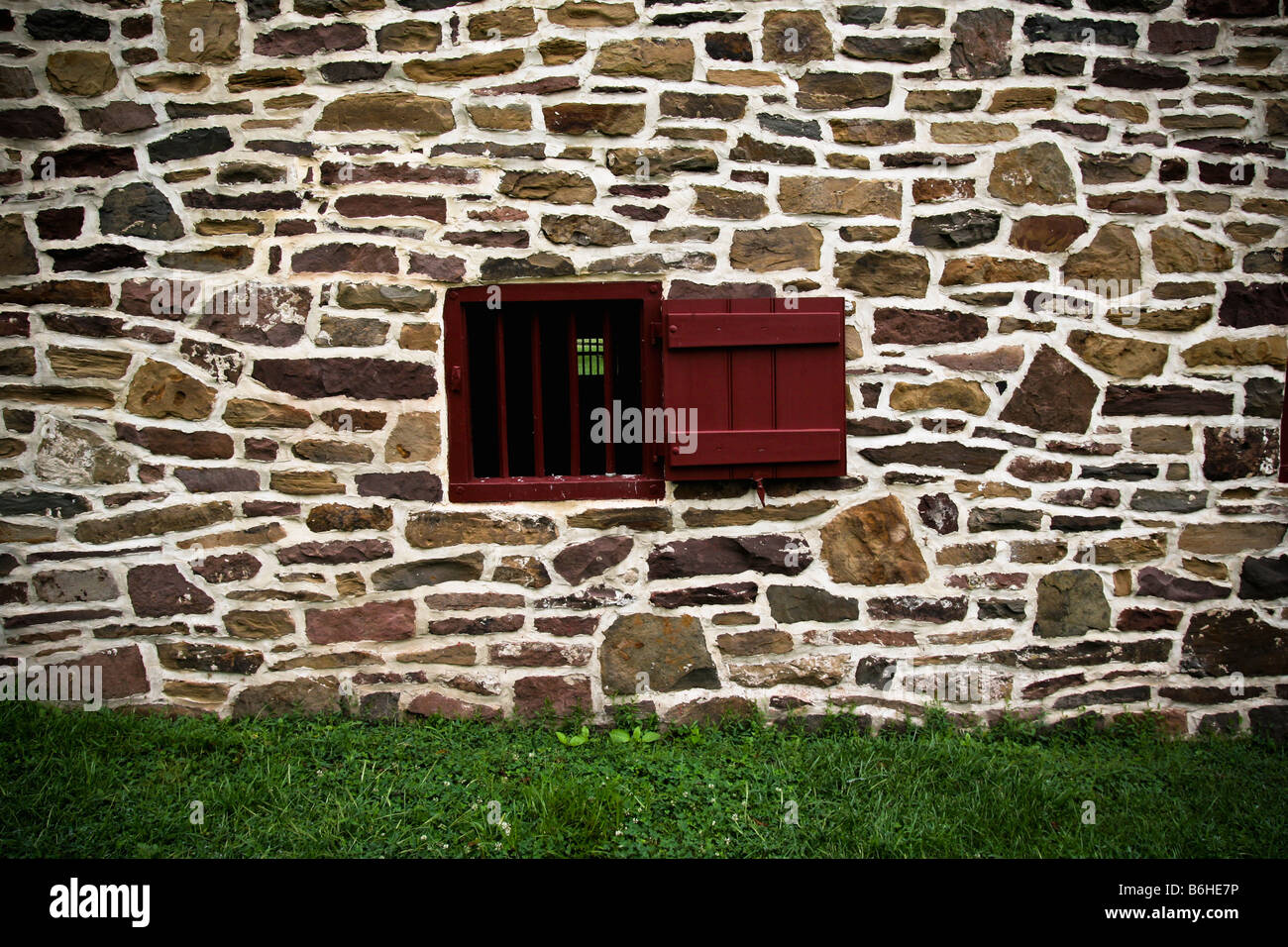 Stone barn colonial america hi-res stock photography and images - Alamy