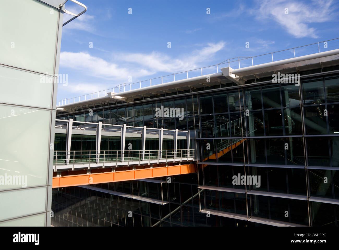 Heathrow terminal 5 construction hi-res stock photography and images ...