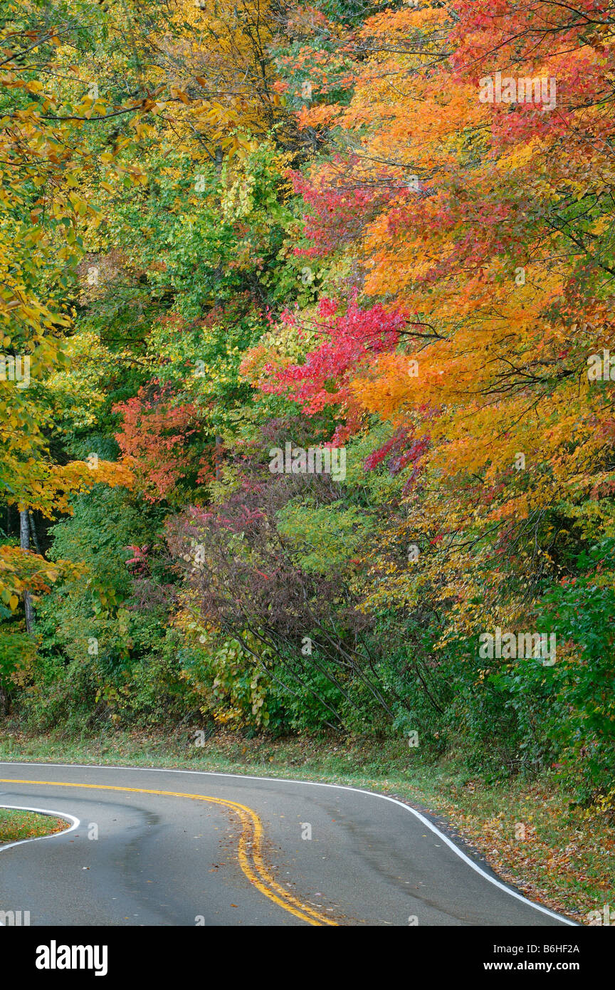 Winding road through mountains hi-res stock photography and images - Alamy