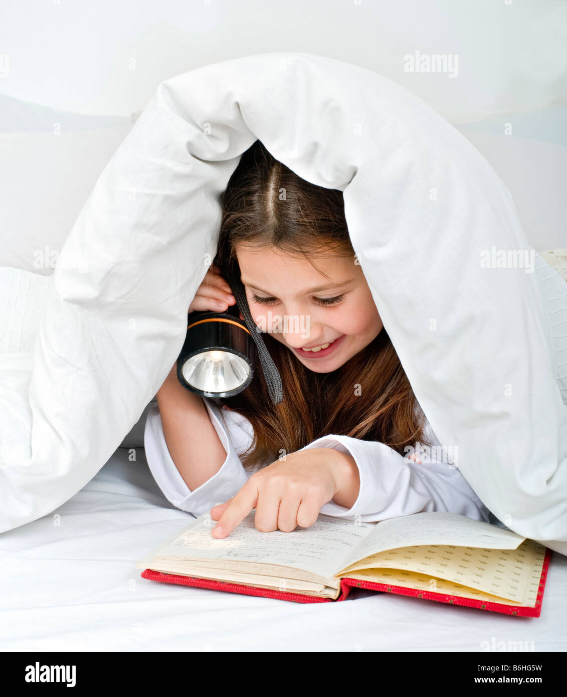 Reading bed children flashlight hi-res stock photography and images - Alamy