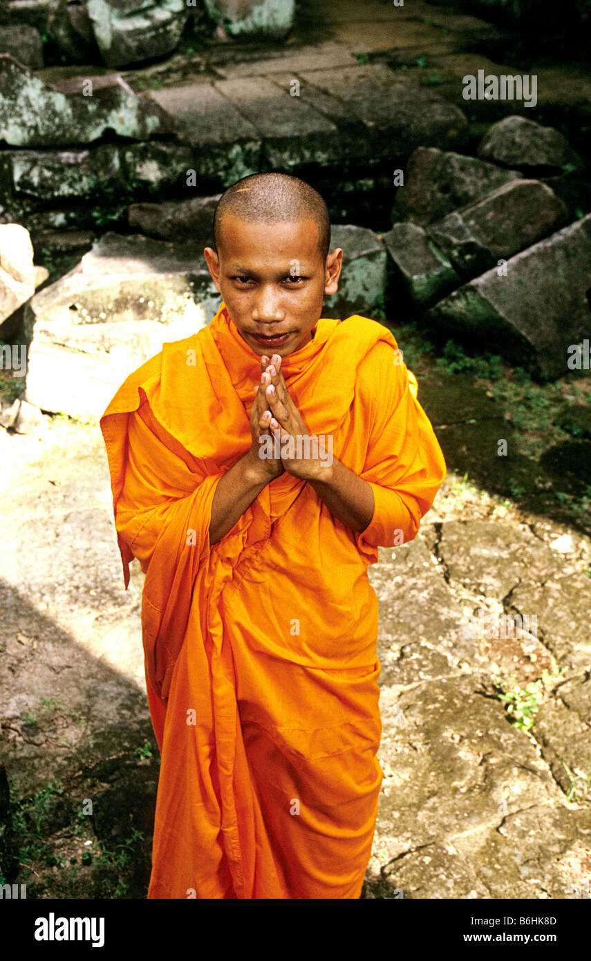 Khmer buddhist monk saffron robes hi-res stock photography and images ...