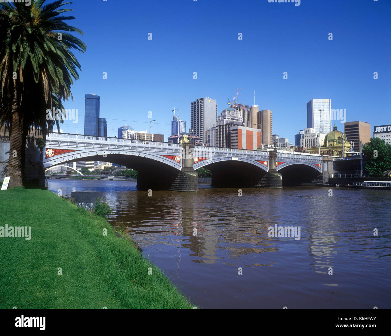 View of Princes Bridge spanning the Yarra River and the city skyline of ...