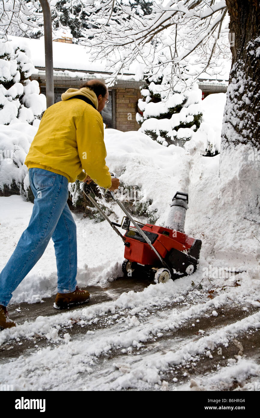 Man clearing snow hi-res stock photography and images - Alamy