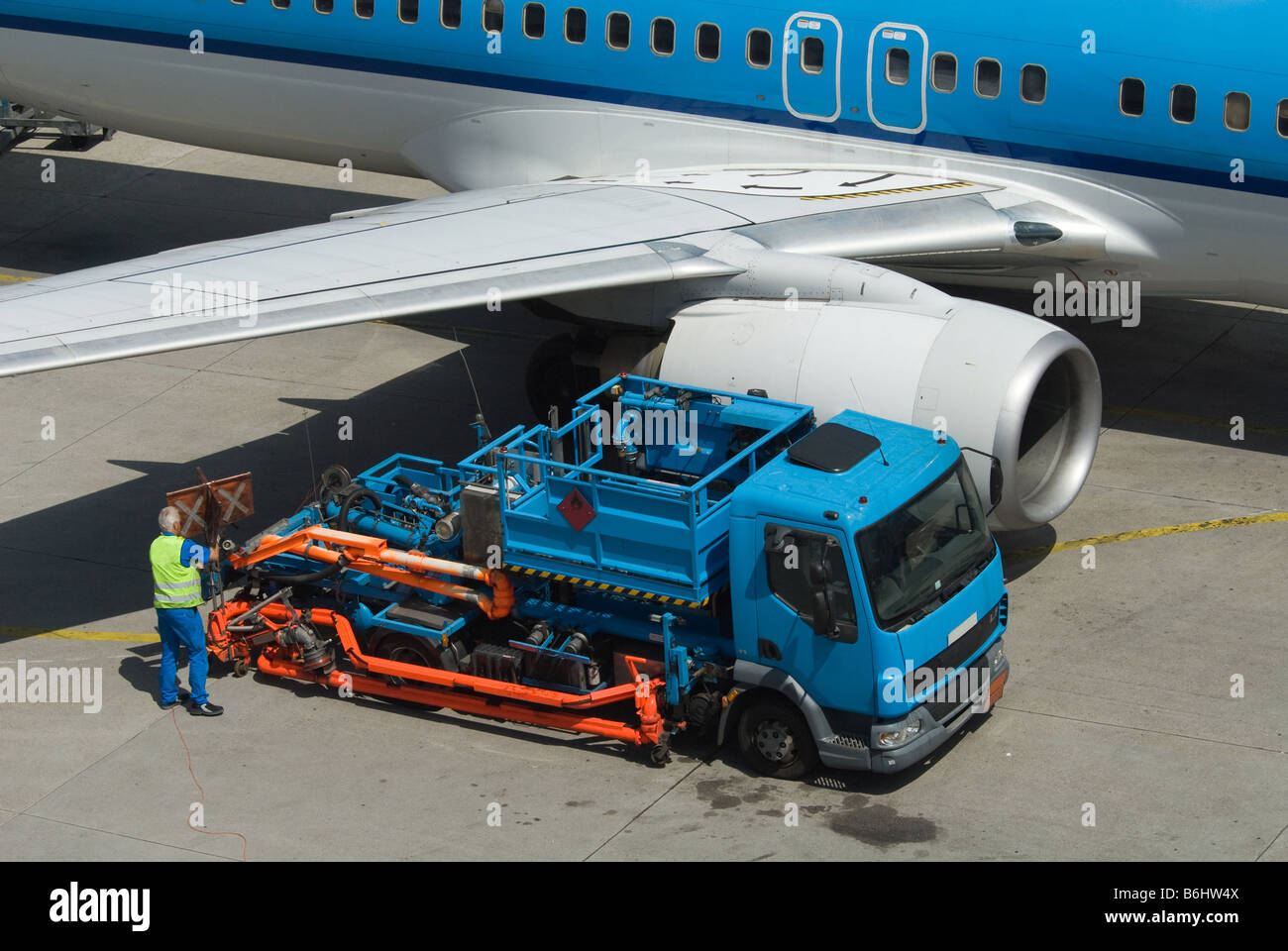refuelling a plane on the airport Stock Photo - Alamy
