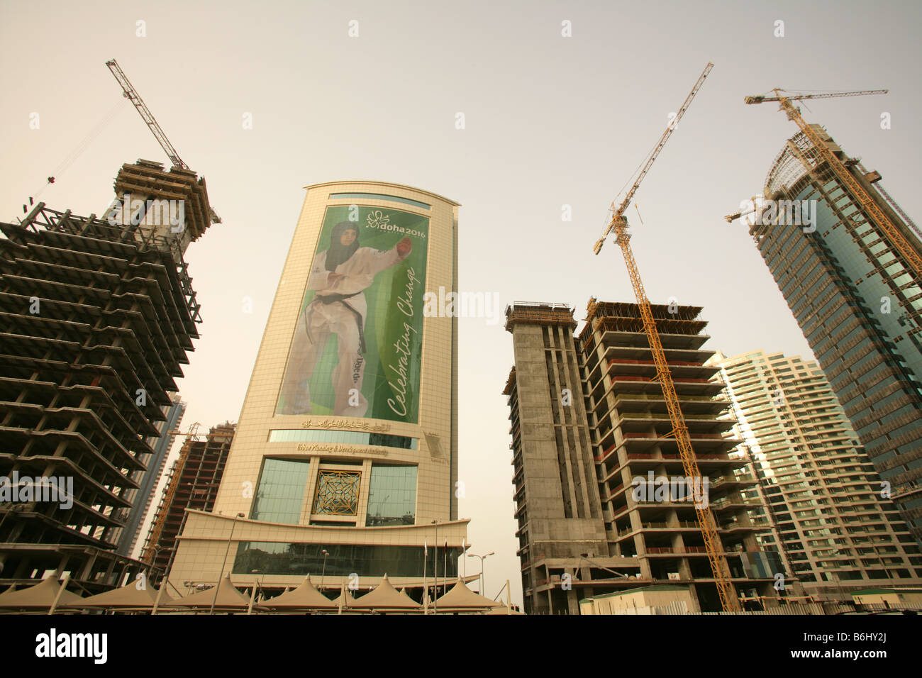 Construction high rise buildings in doha hi-res stock photography and ...