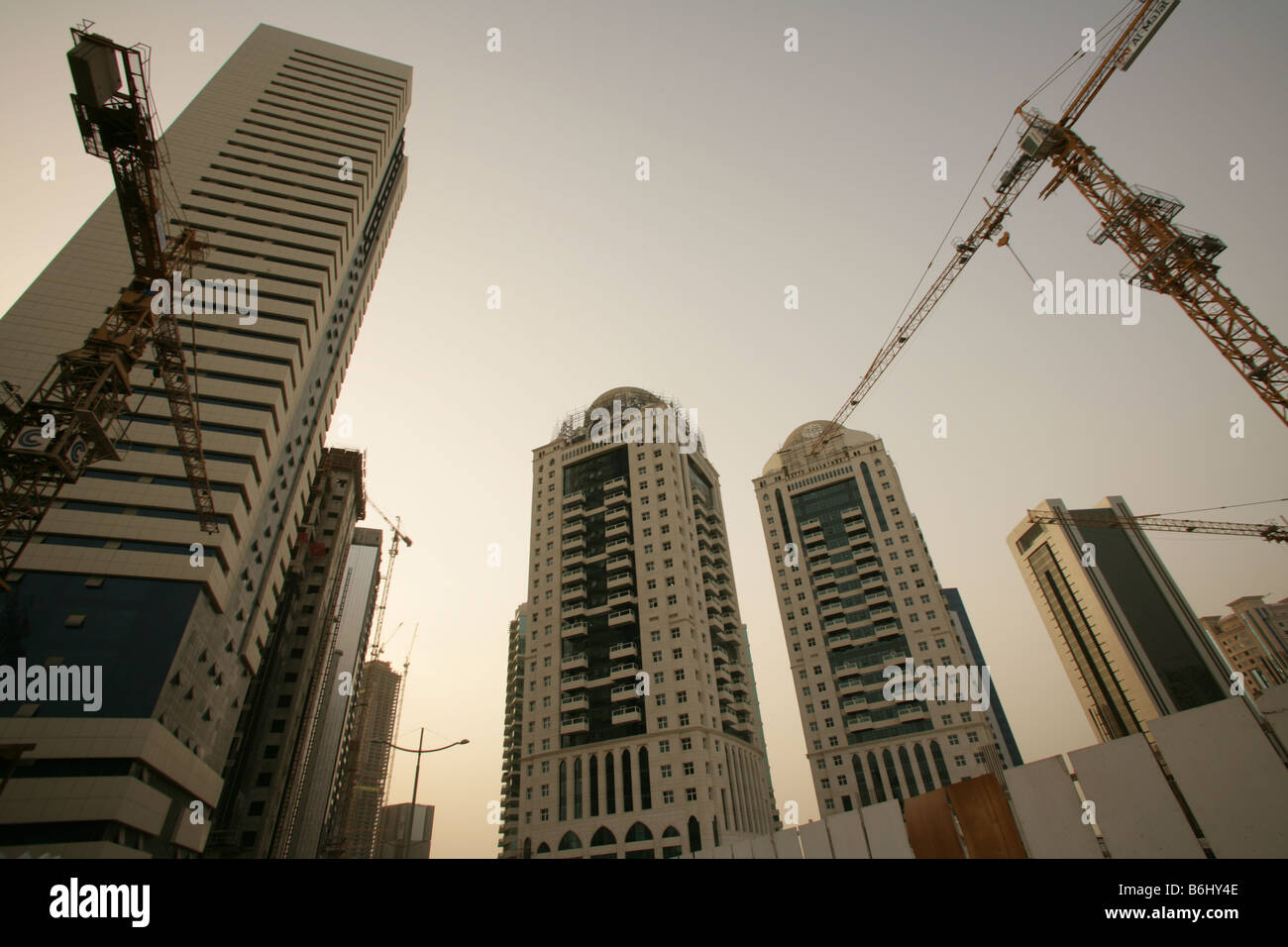 Construction of high-rise buildings in Doha, Qatar Stock Photo - Alamy