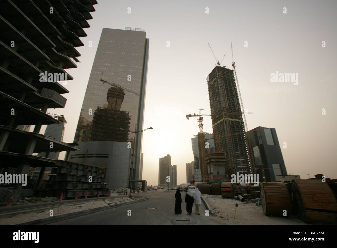 Construction of high-rise buildings in Doha, Qatar Stock Photo - Alamy
