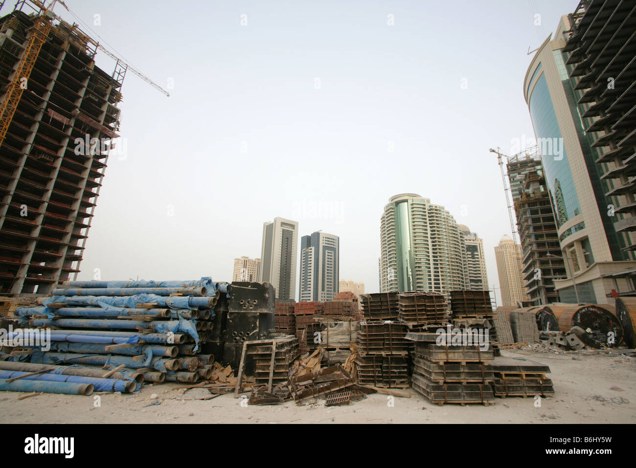 Construction of high-rise buildings in Doha, Qatar Stock Photo - Alamy