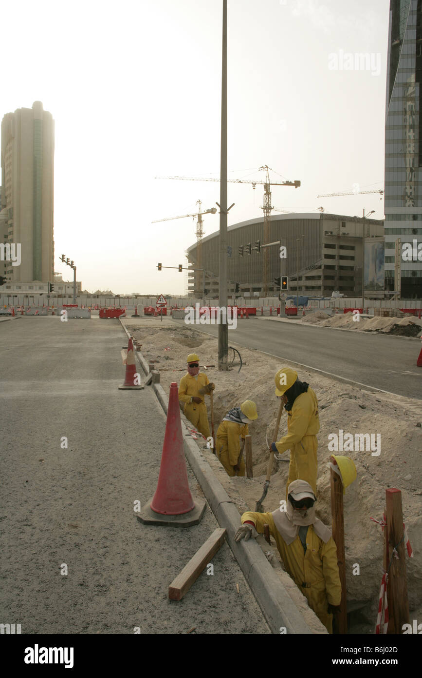 Construction workers in Doha, Qatar Stock Photo - Alamy