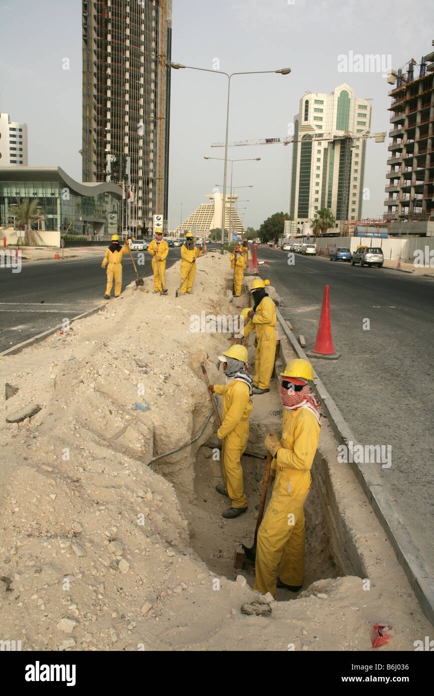 Construction workers in Doha, Qatar Stock Photo - Alamy