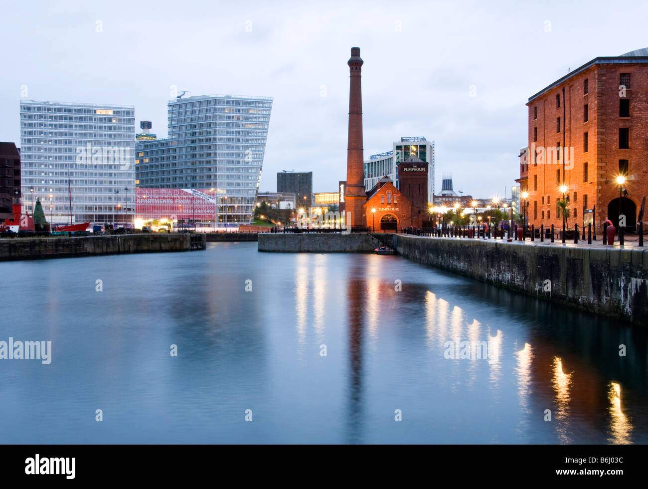 Albert dock night hi-res stock photography and images - Alamy