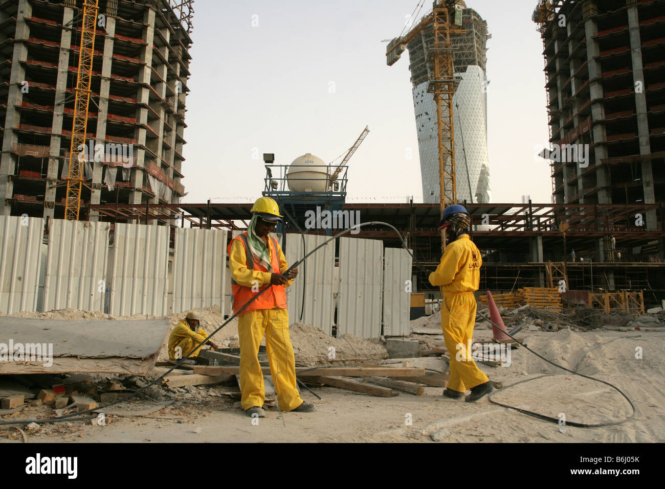 Construction workers middle east hi-res stock photography and images ...