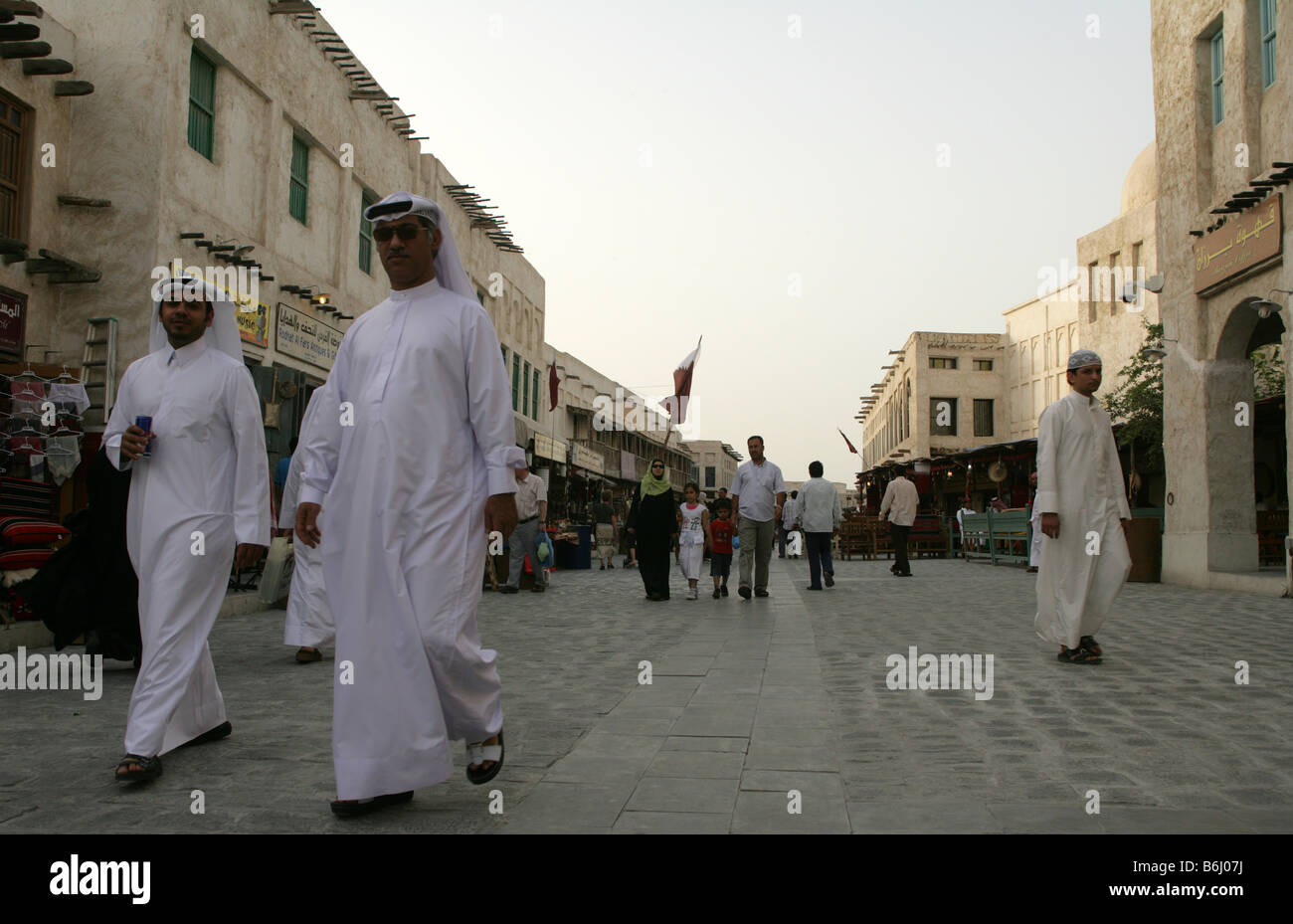 Qatari man in traditional dress hi-res stock photography and images - Alamy